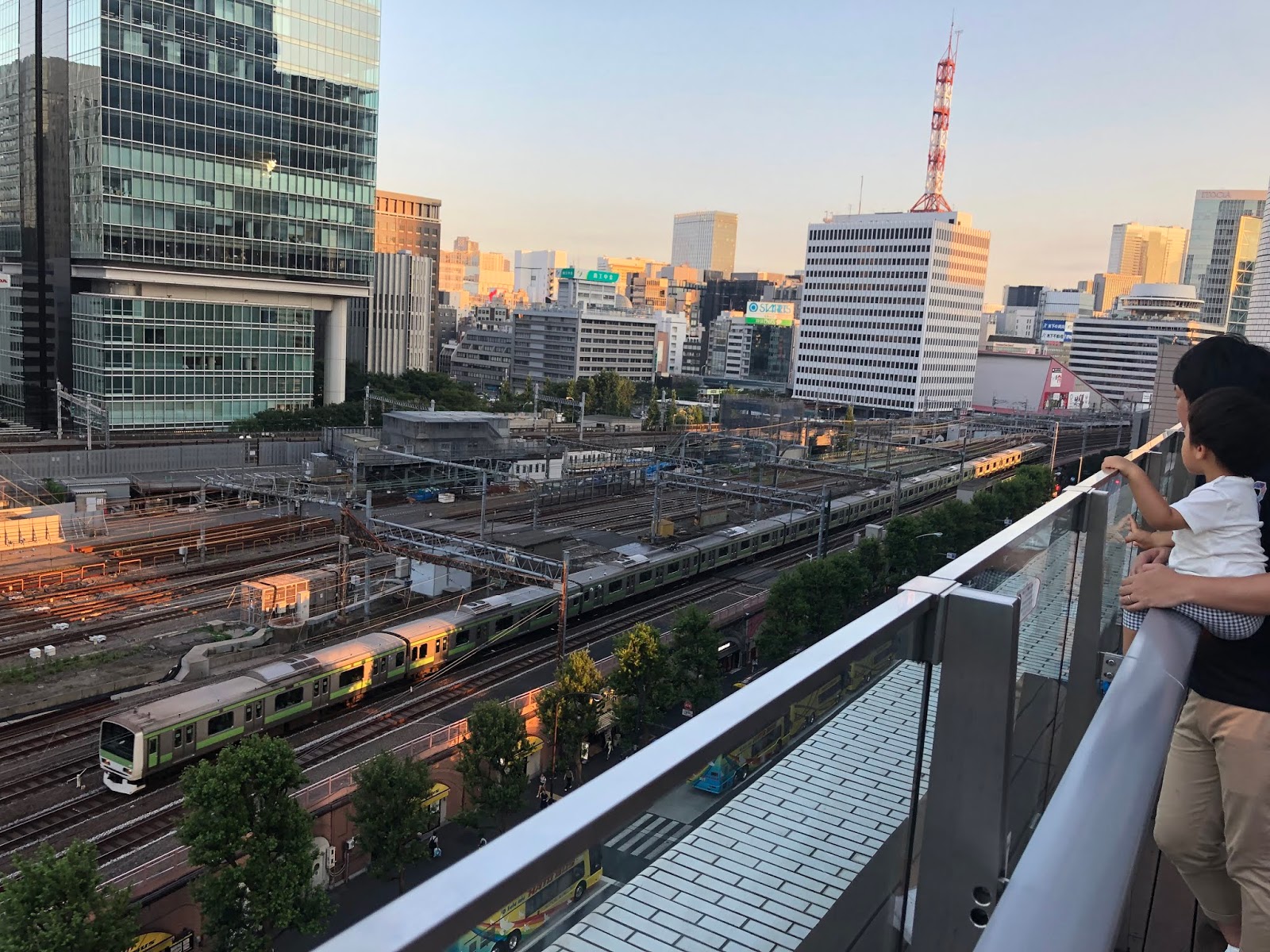 For train lover kids – Free train observation deck near Tokyo Station ...