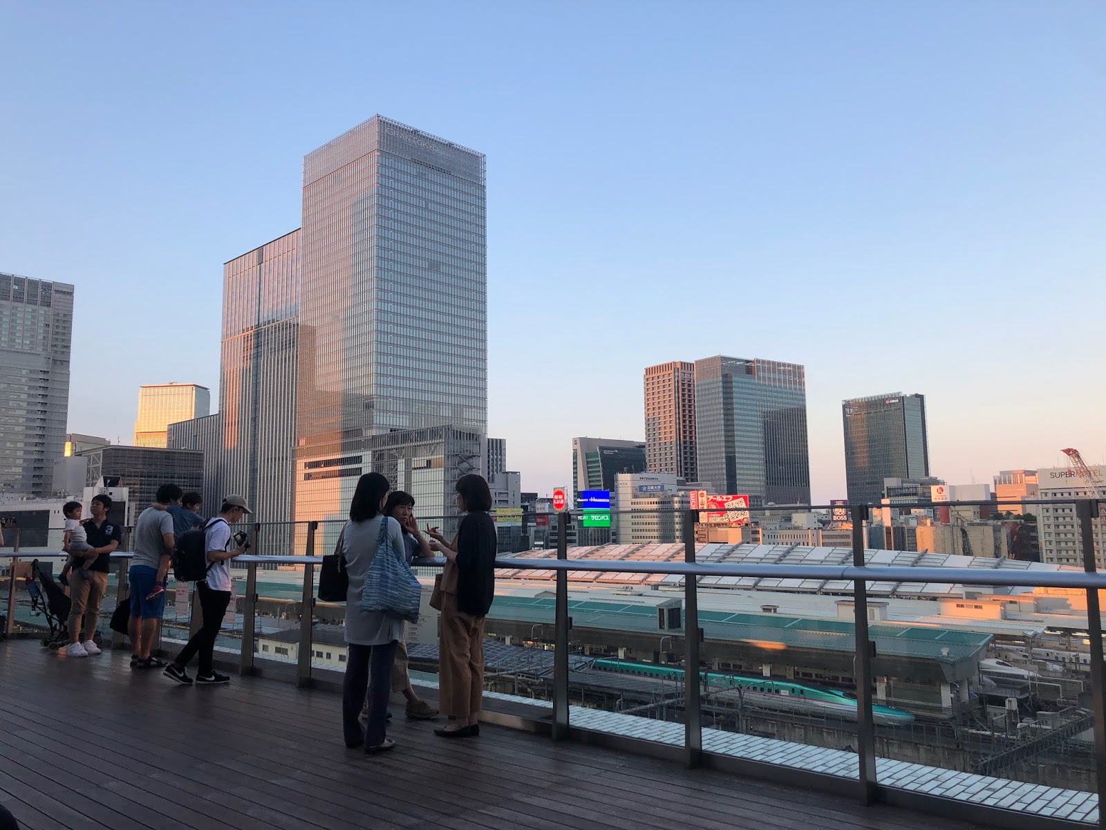 For train lover kids – Free train observation deck near Tokyo Station ...