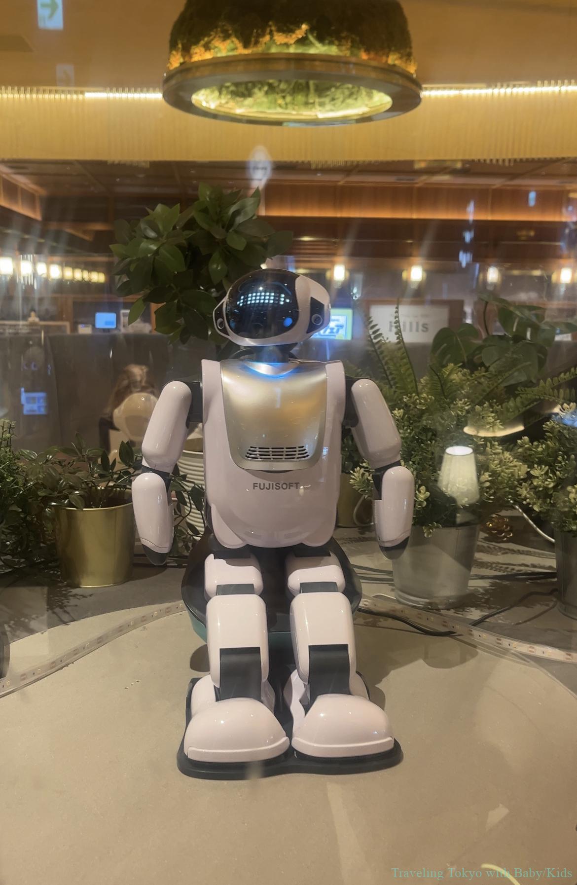 ROBOT cafe [ Pepper Parlor ] Kids-friendly comfy cafe in Shibuya ...